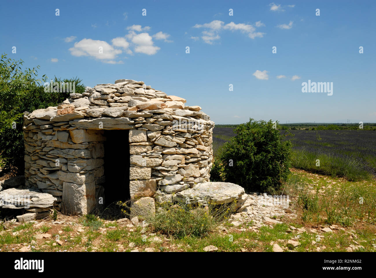 stone hut in southern france Stock Photo - Alamy