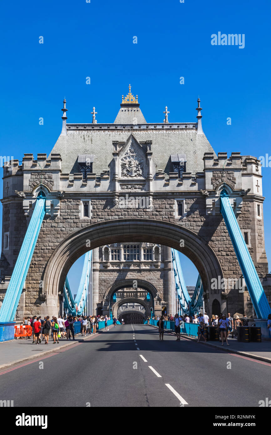 London traffic bridges roads hi-res stock photography and images - Alamy