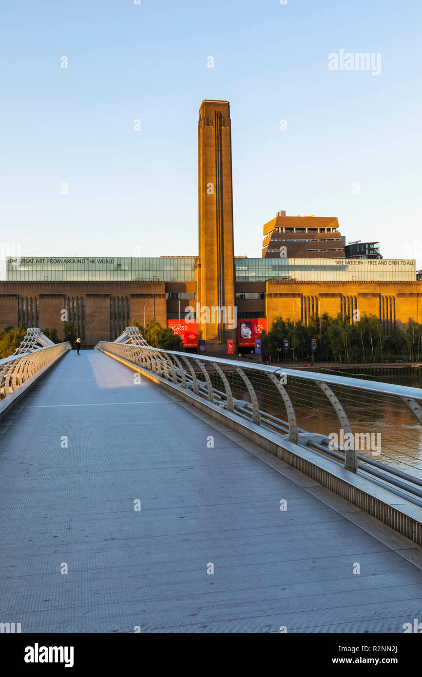 England, London, Bankside, Tate Modern Gallery and Millenium Bridge ...