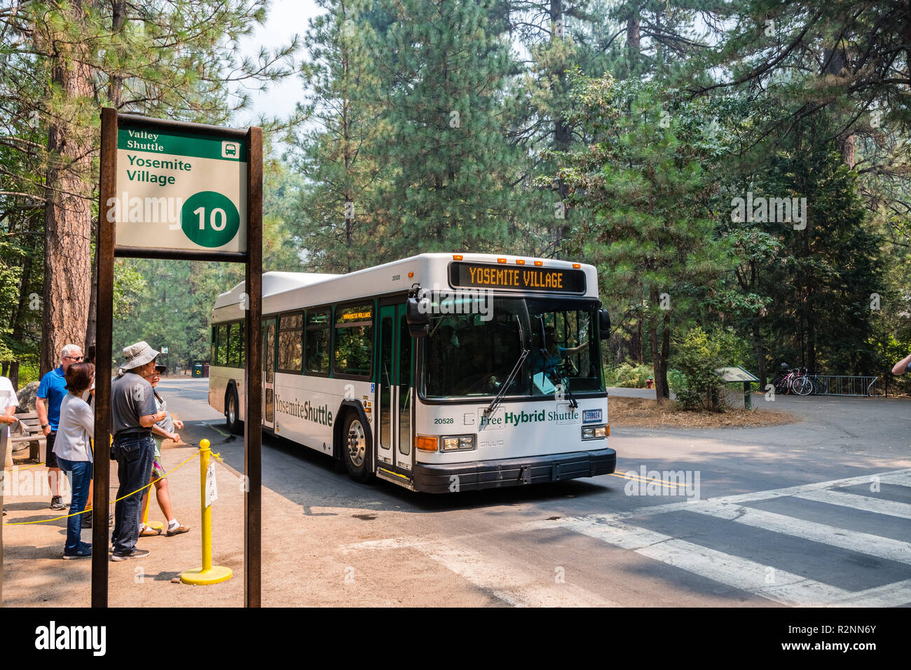 Shuttle bus in yosemite national hi-res stock photography and images ...