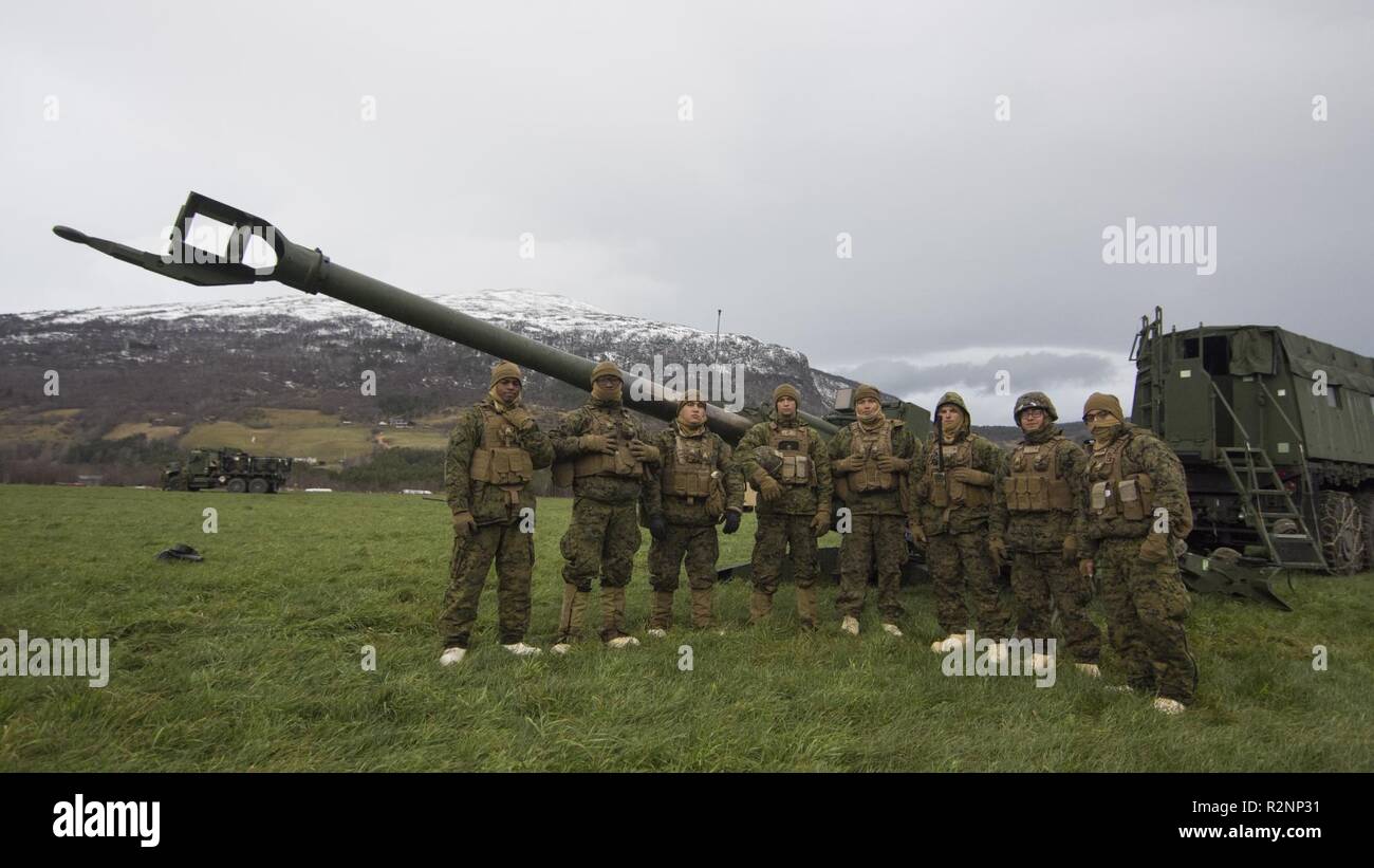 U.S. Marines with Echo Battery, 2nd Battalion, 10th Marines, 2D Marine ...