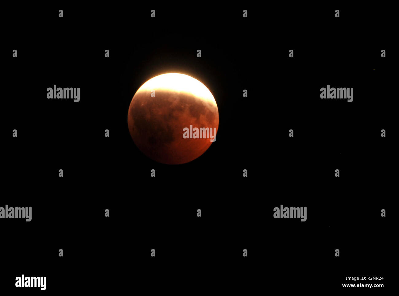 Full lunar eclipse hi-res stock photography and images - Alamy