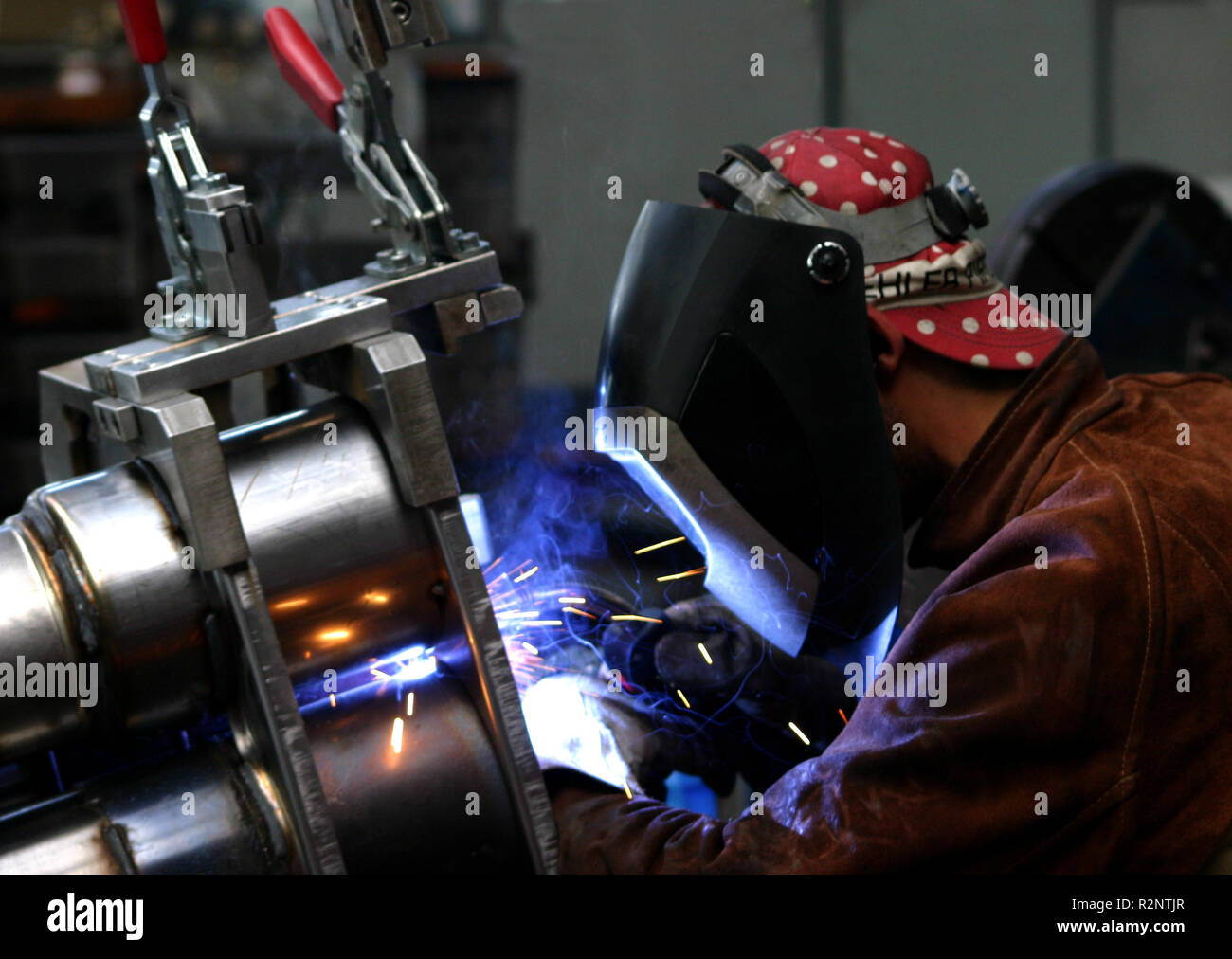 welder at work Stock Photo - Alamy