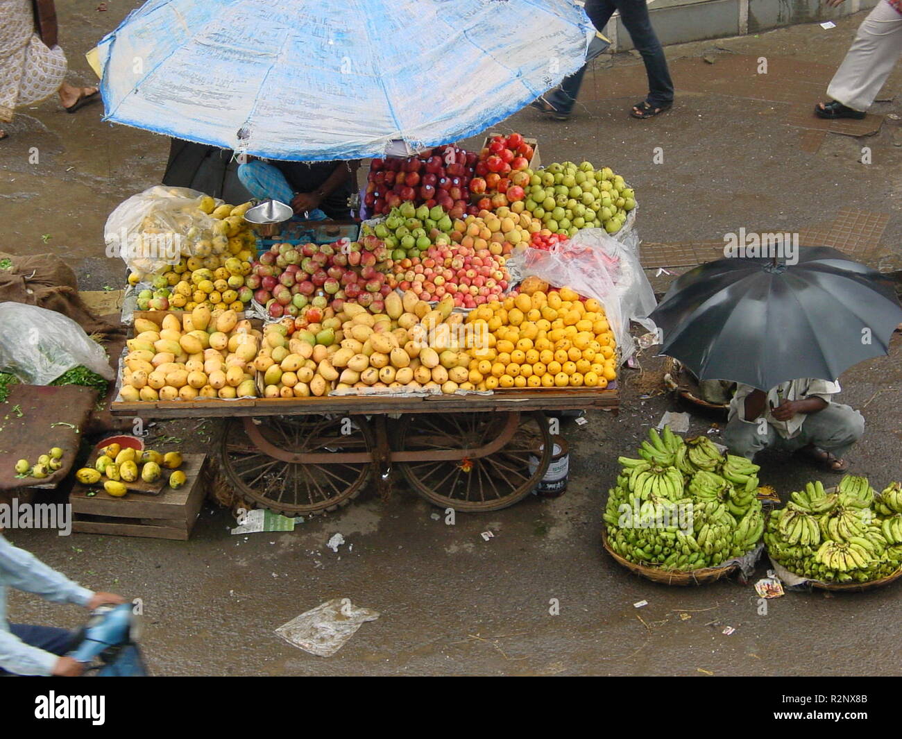 fruits on market stall Stock Photo - Alamy
