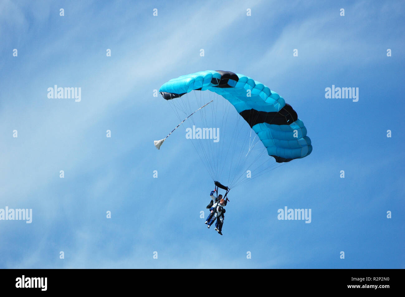 Tandem parachutists hi-res stock photography and images - Alamy