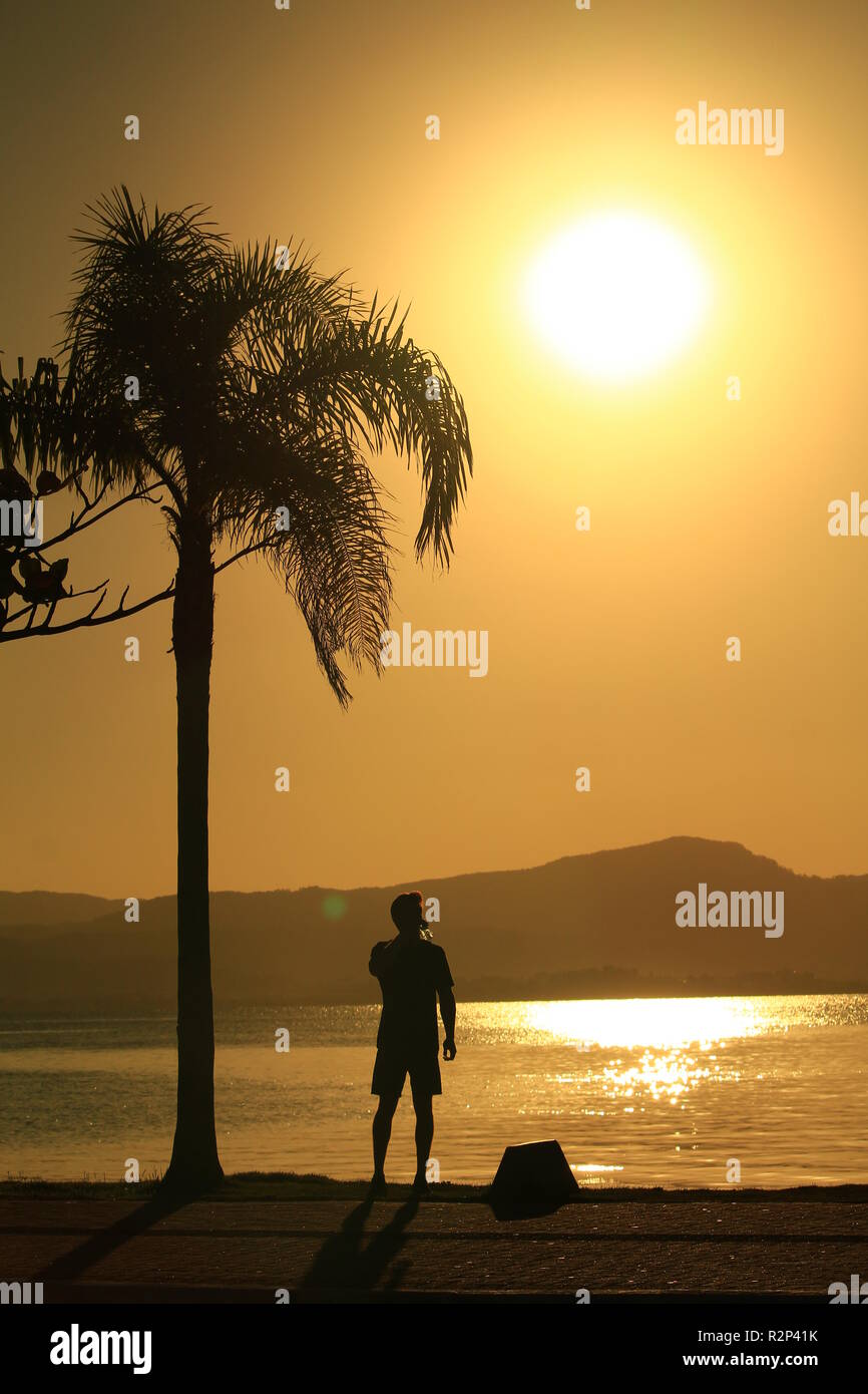 Man infront sunset hi-res stock photography and images - Alamy
