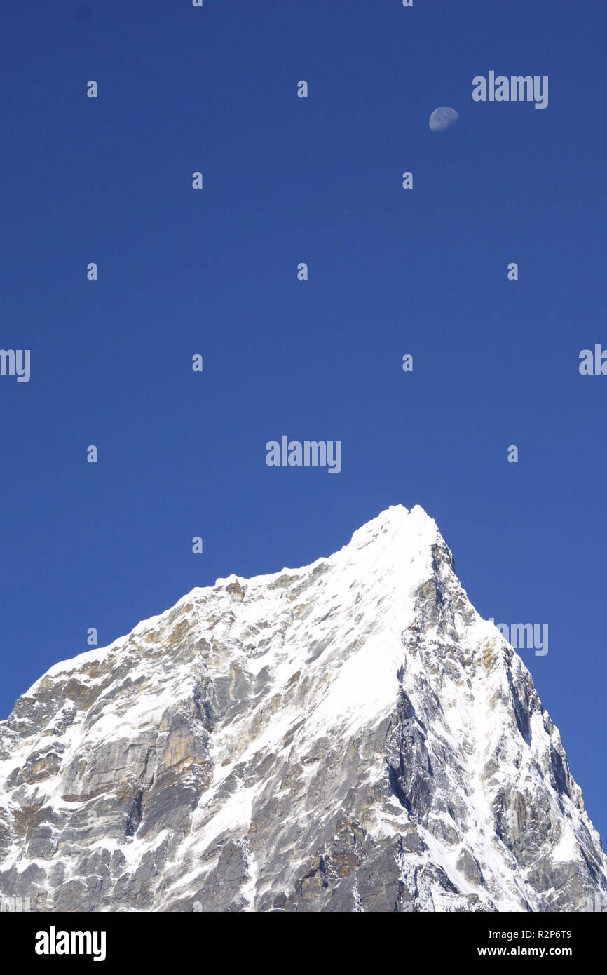 himalaya gipfelwelt with moon Stock Photo - Alamy