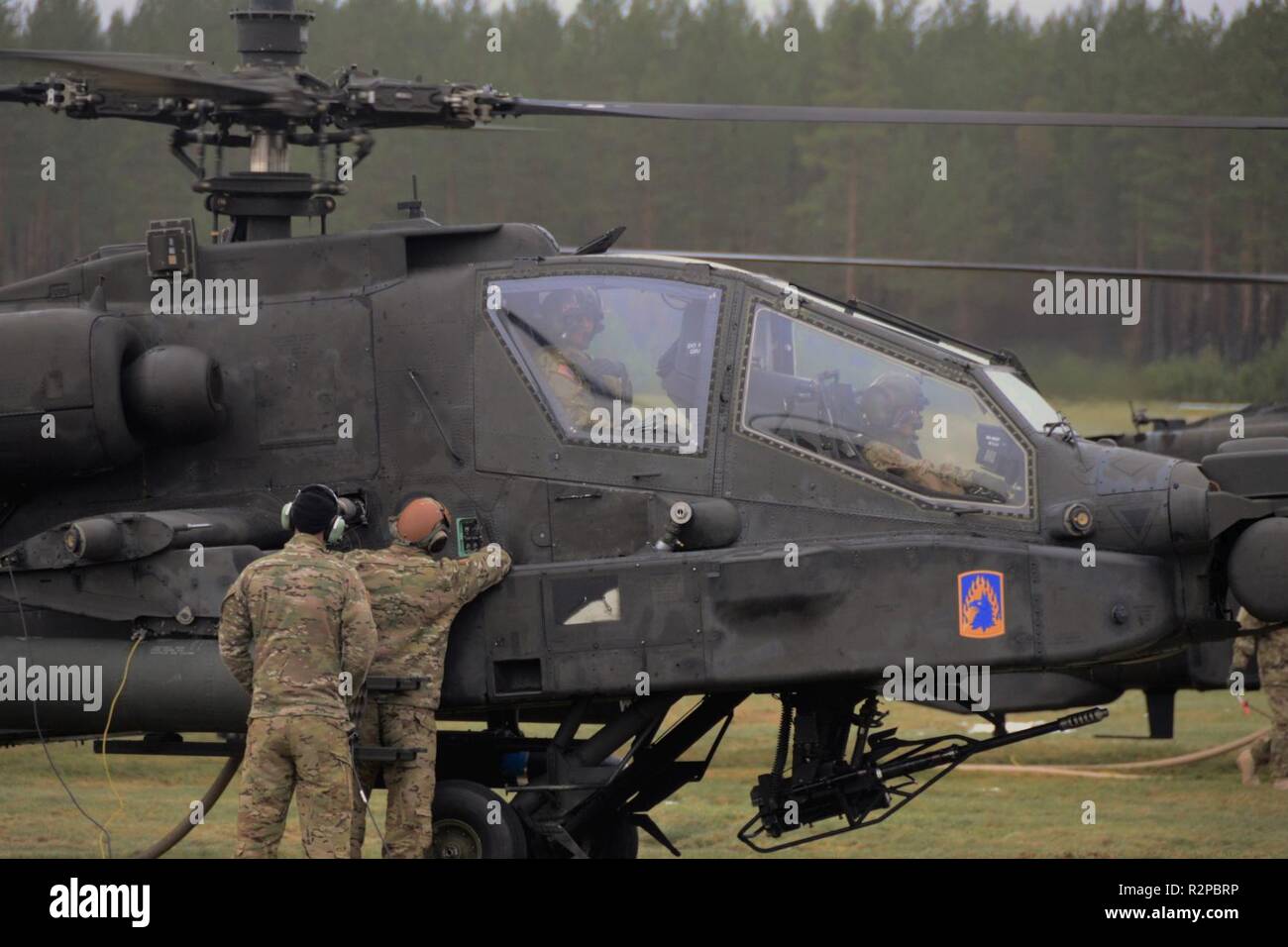 U s soldiers refuel military helicopter hi-res stock photography and ...