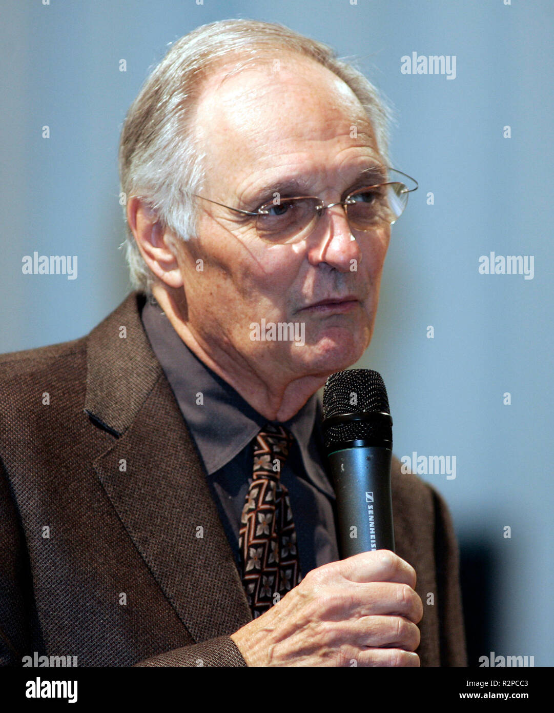 Alan Alda makes an appearance at a book signing at Temple Judea in ...