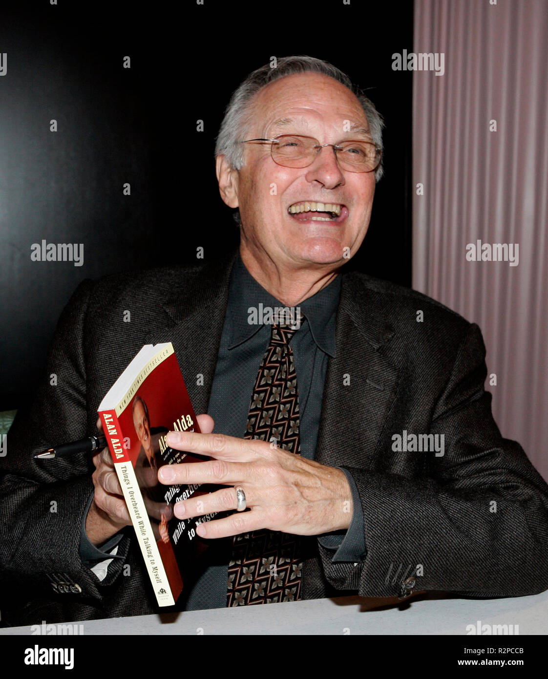 Alan Alda makes an appearance at a book signing at Temple Judea in ...