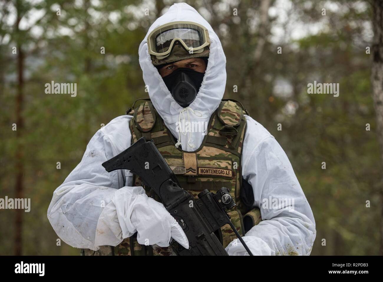 A soldier, from the 1st Infantry Company of the Armed Forces of ...