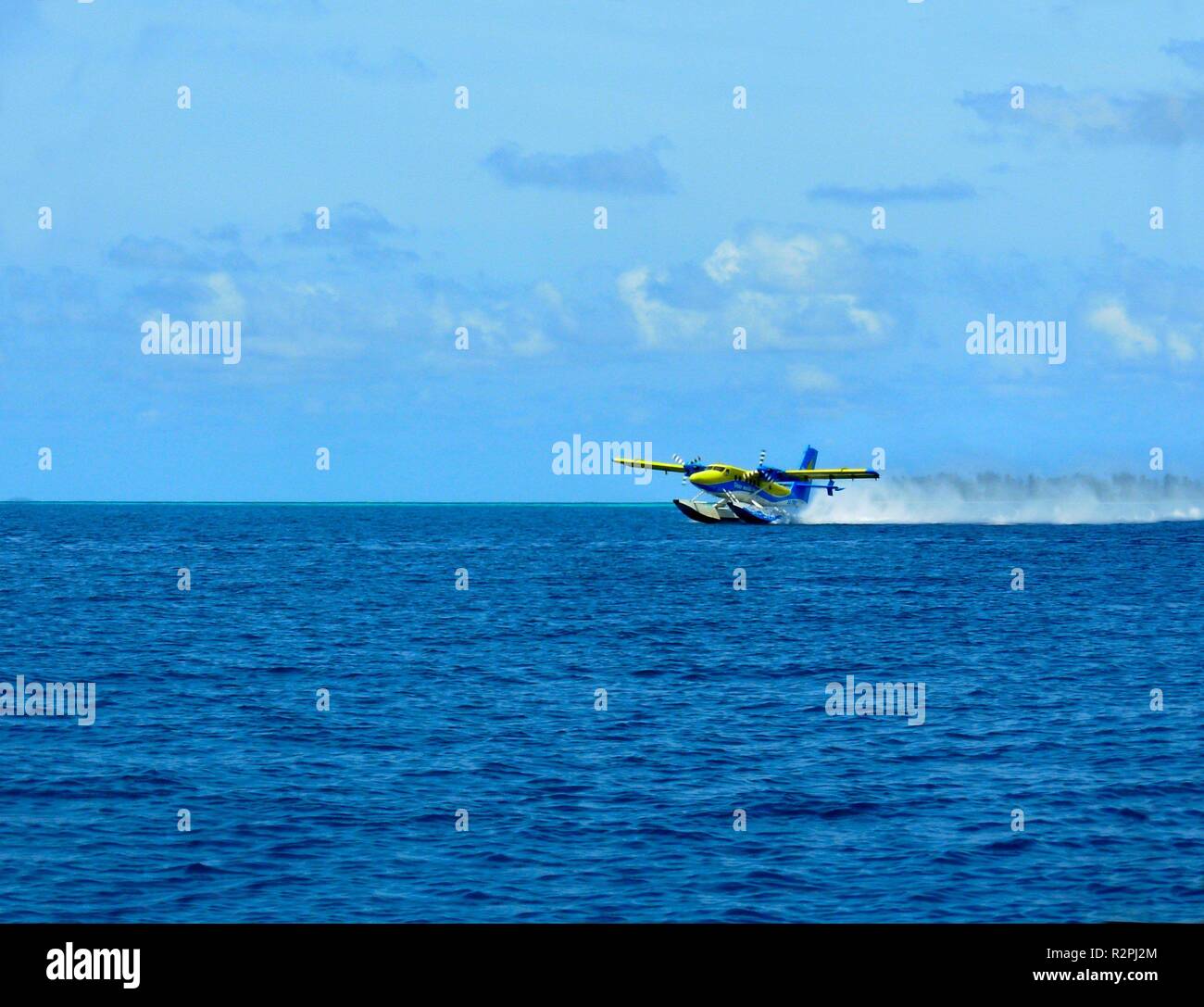 Propeller driven seaplane hi-res stock photography and images - Alamy