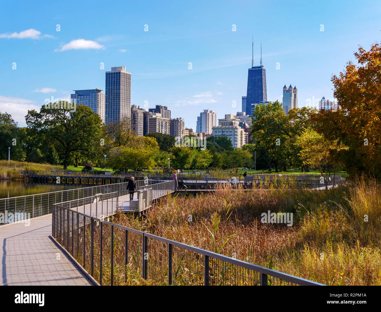 Lincoln Park Nature Area boardwalk and downtown Chicago skyline Stock ...