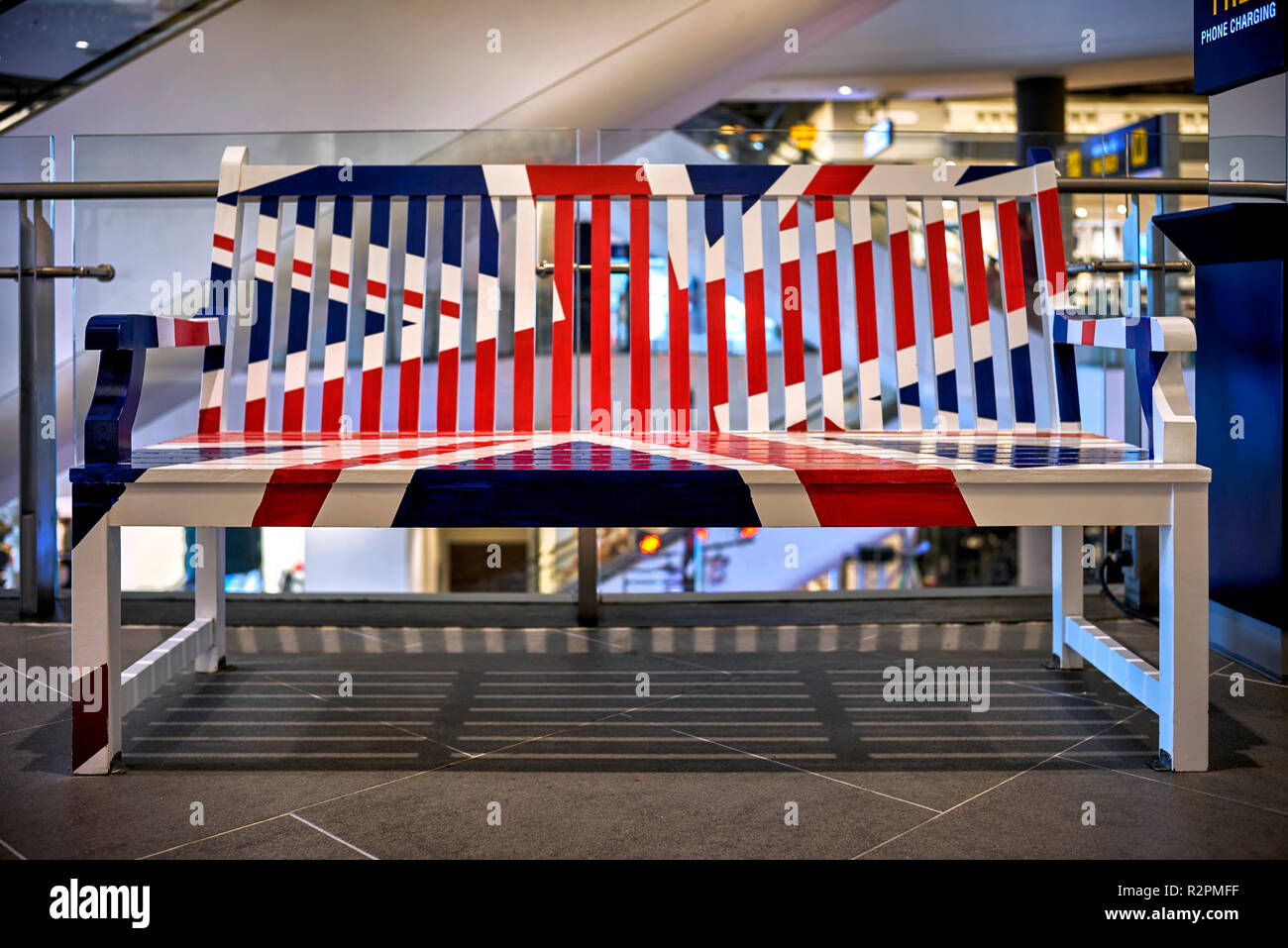 Union Jack painted wooden bench Stock Photo - Alamy