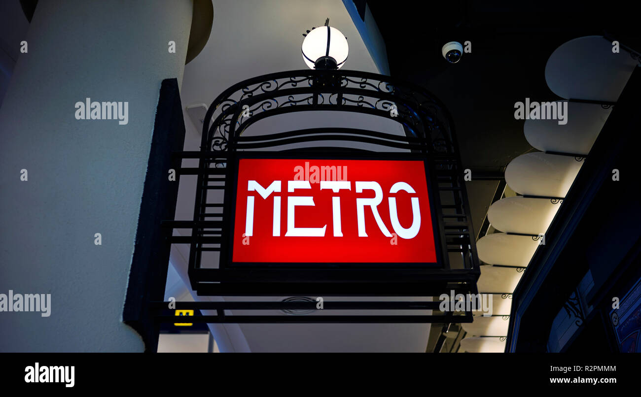 Paris metro signs hi-res stock photography and images - Alamy