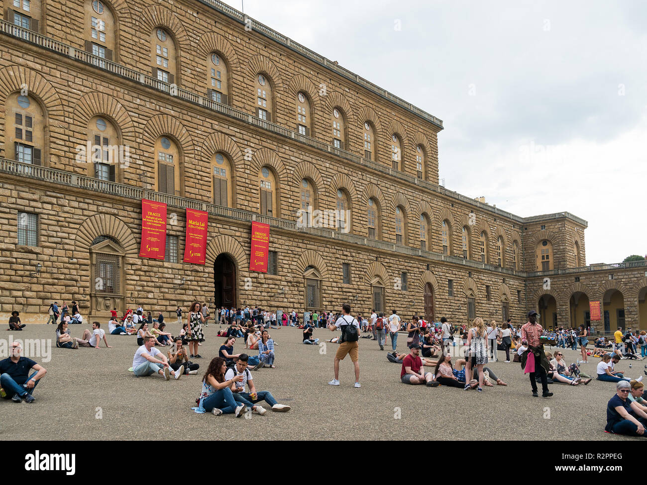 Florence, Piazza de Pitti, Palazzo Pitti, visitors Stock Photo - Alamy