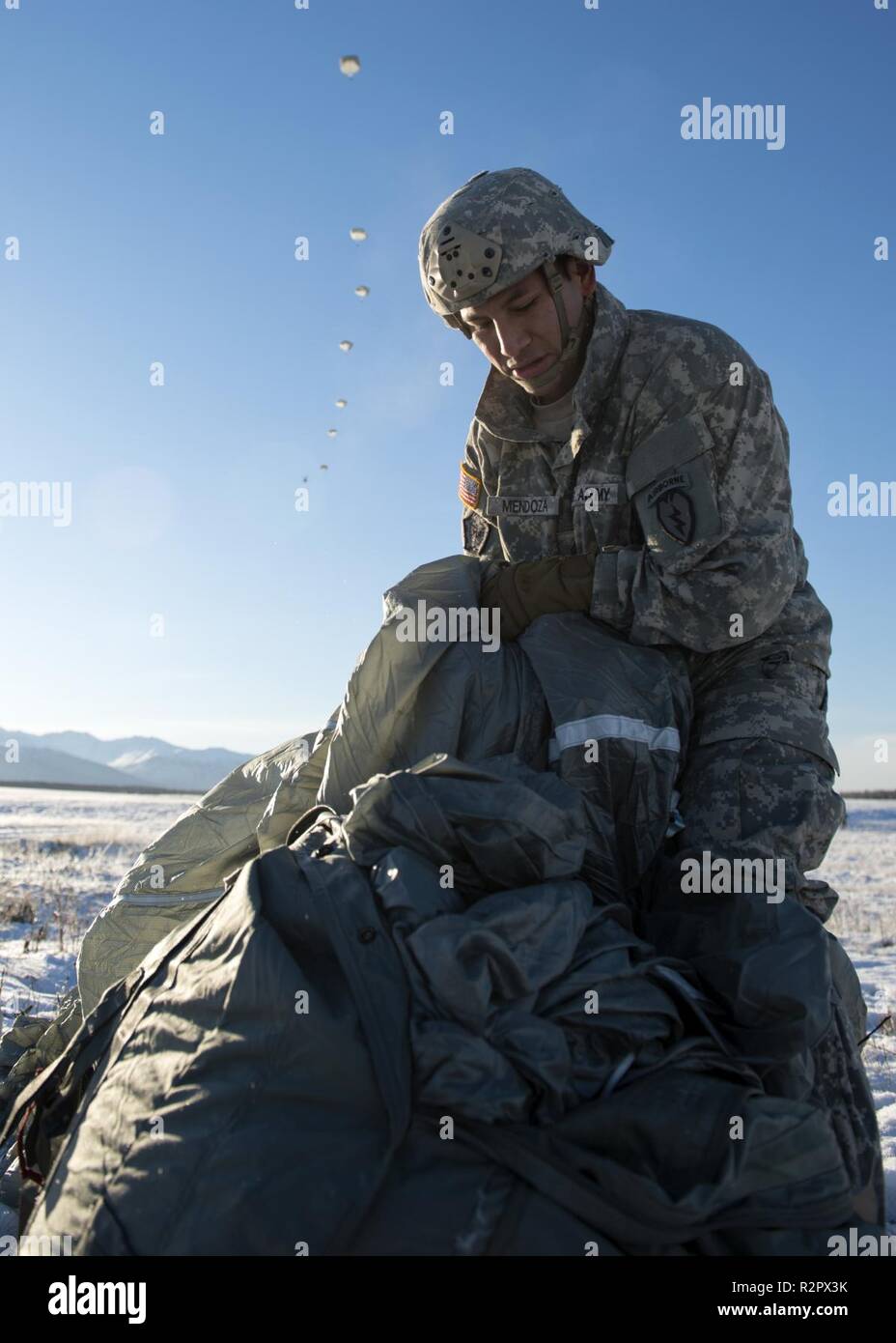 Army soldier jumping from helicopter hi-res stock photography and ...