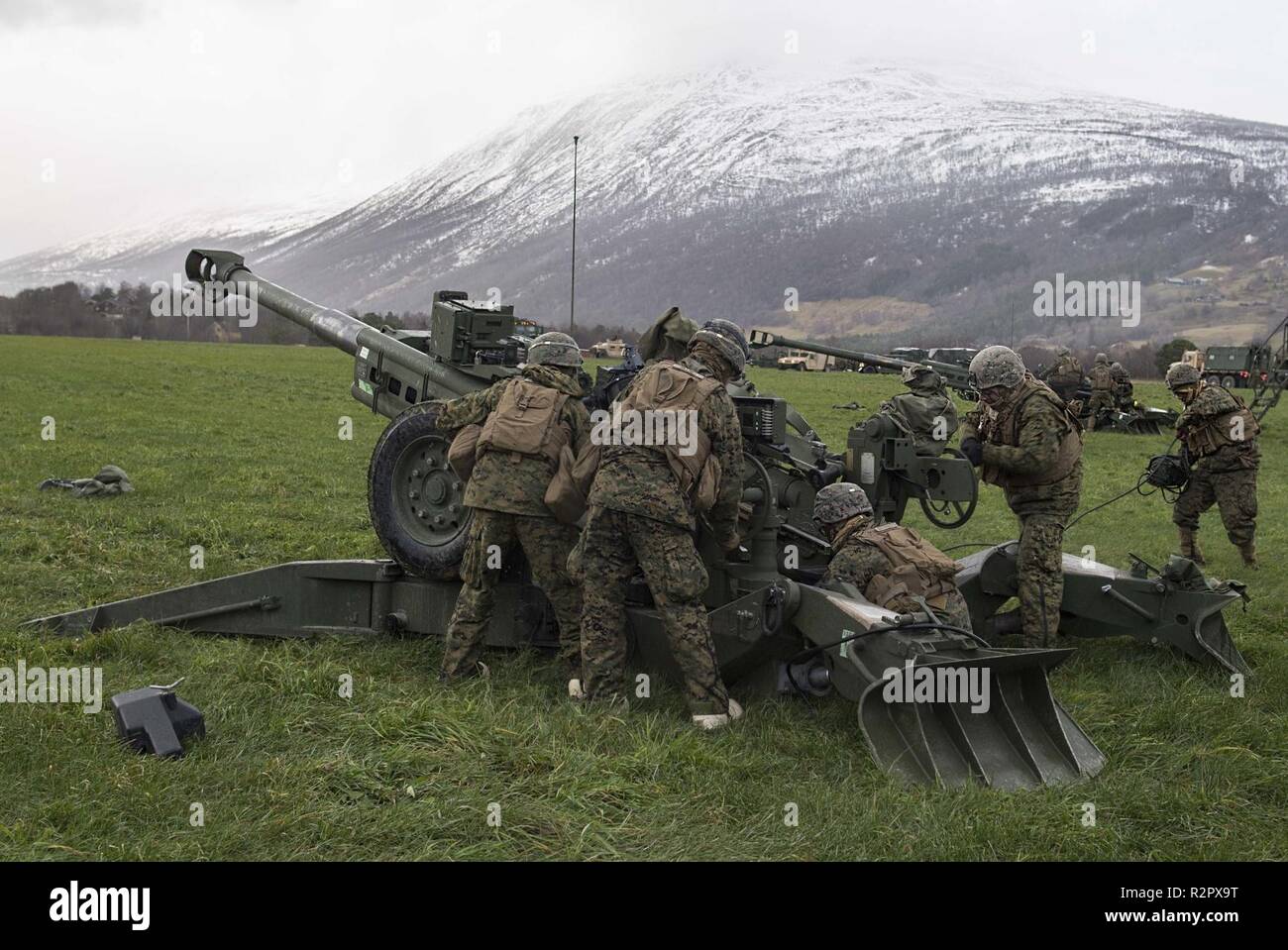 U.S. Marines with Echo Battery, 2nd Battalion, 10th Marines, 2D Marine ...