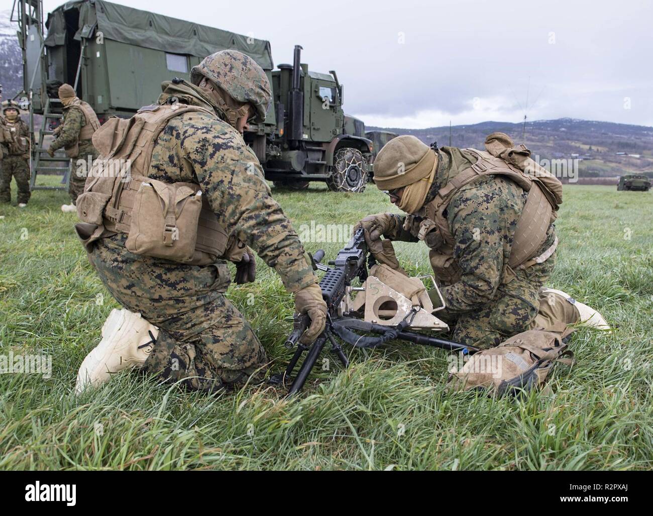 U.S. Marines with Echo Battery, 2nd Battalion, 10th Marines, 2D Marine ...