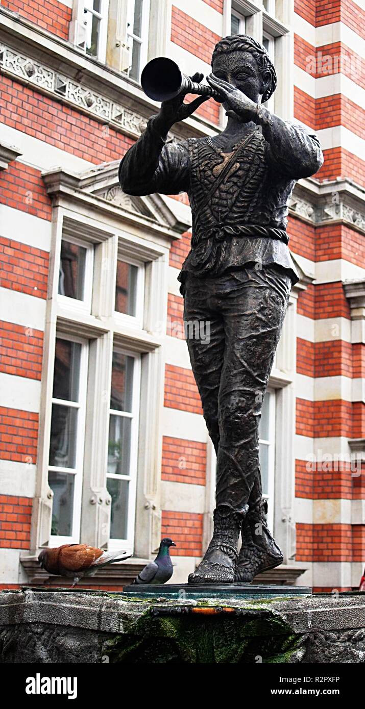 Pied piper statue hi-res stock photography and images - Alamy