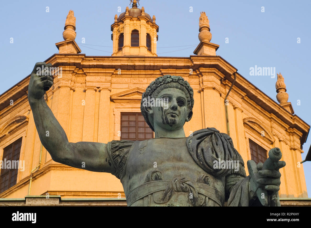 Bonze sculpture hi-res stock photography and images - Alamy