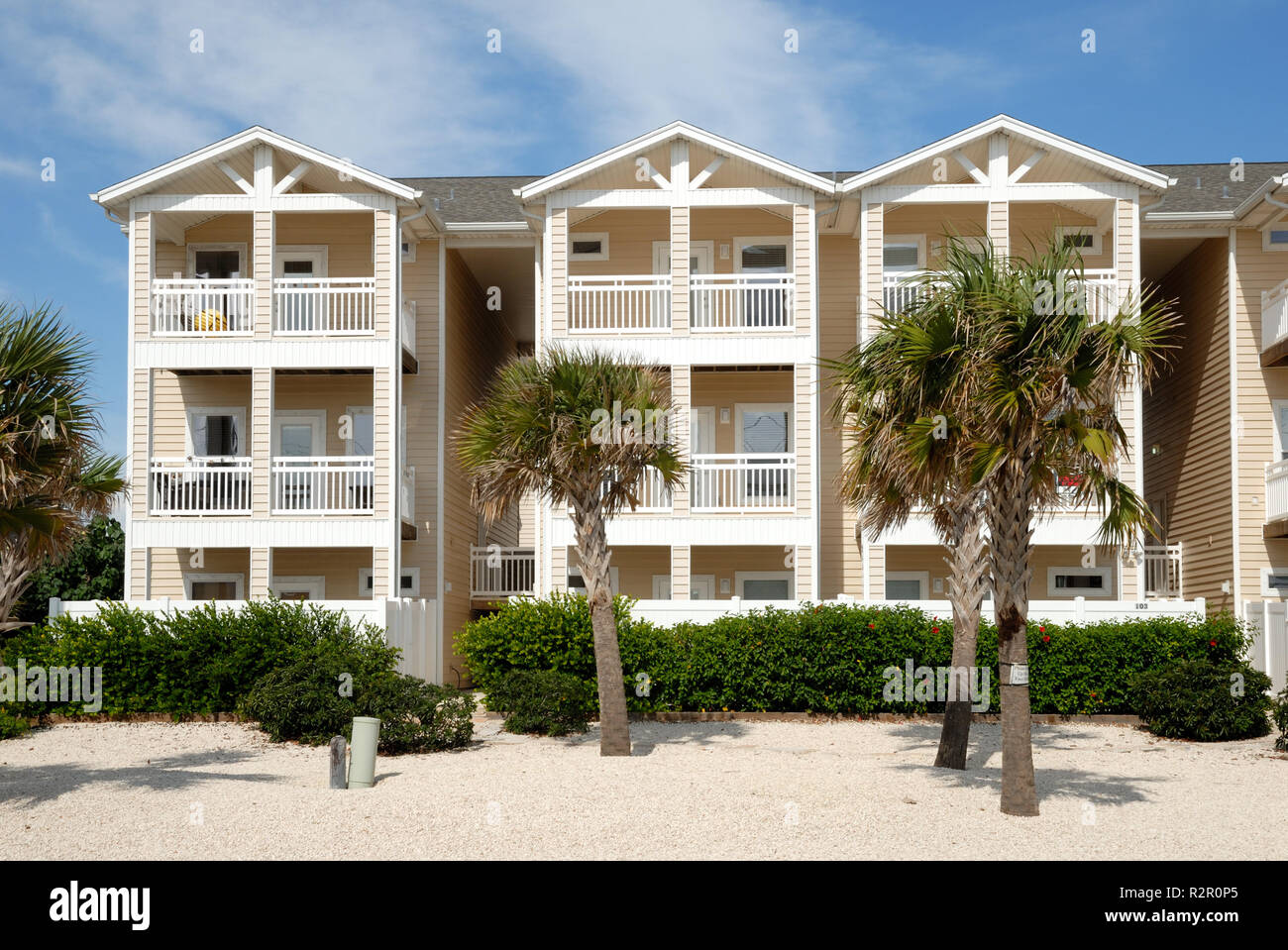 House apartments family american hi-res stock photography and images ...