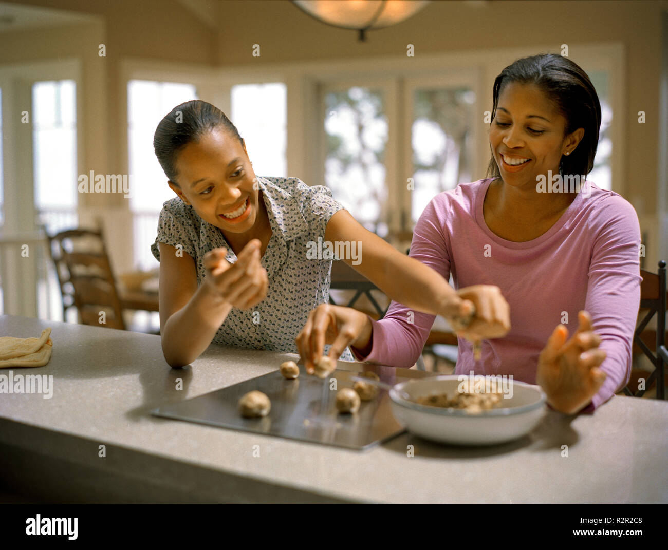 Mother and daughter making cookies together Stock Photo - Alamy