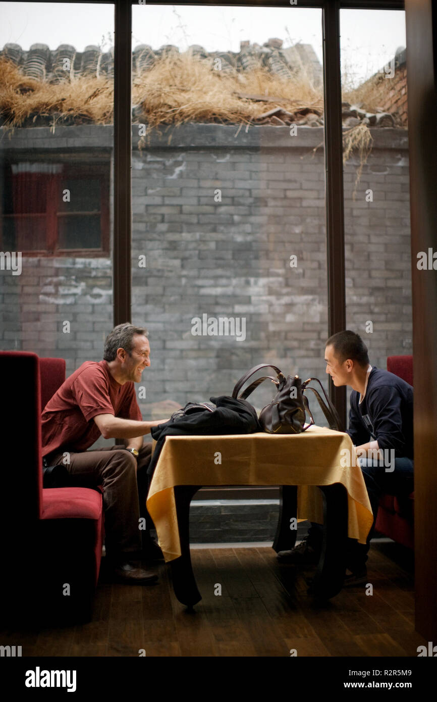 Table two sitting gentlemen hi-res stock photography and images - Alamy