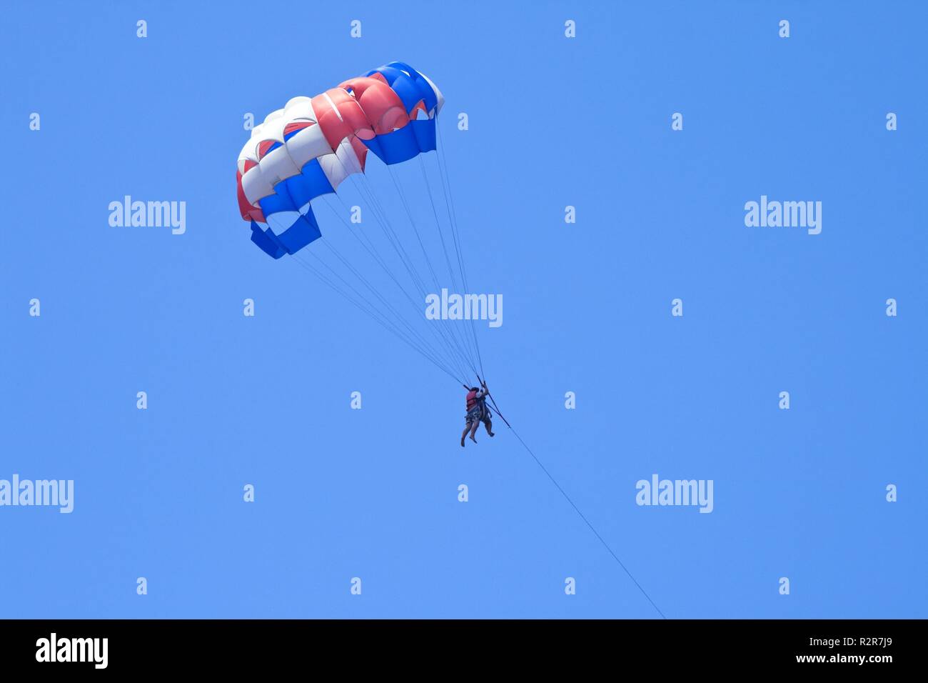 Tandem parachutists hi-res stock photography and images - Alamy
