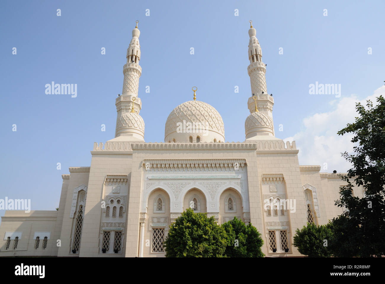 jumeirah mosque in dubai Stock Photo - Alamy