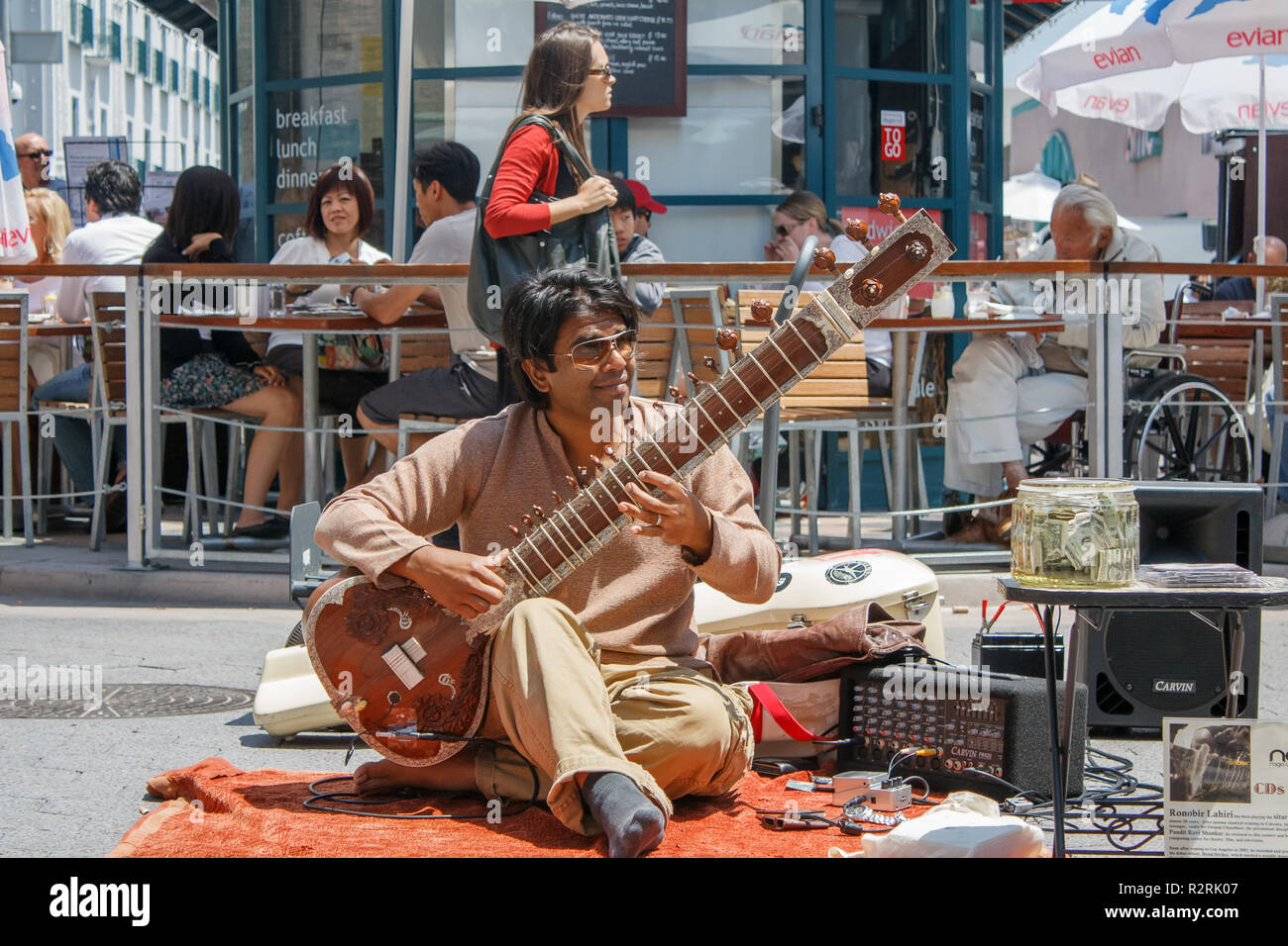 Indian string sitar hi-res stock photography and images - Alamy