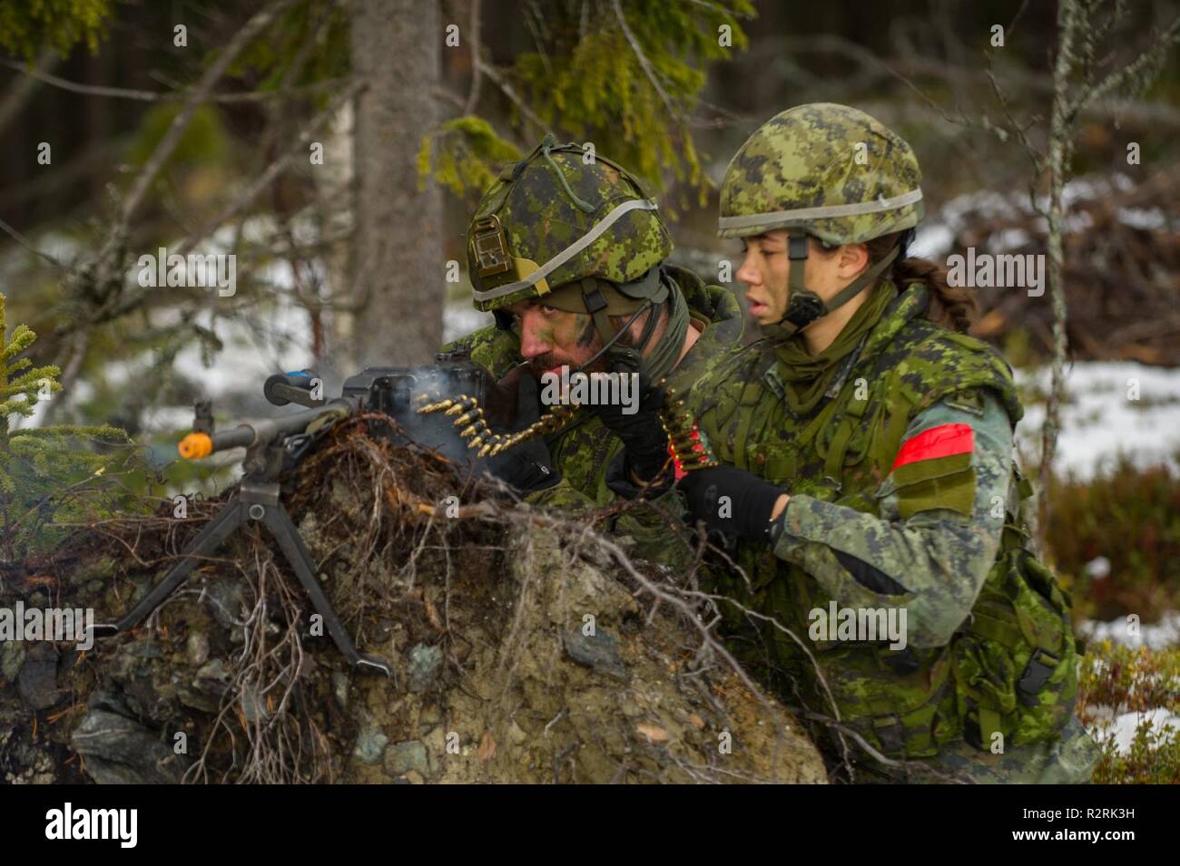 Members of 3rd Battalion, Royal 22e Régiment fire a C-6 machine gun ...