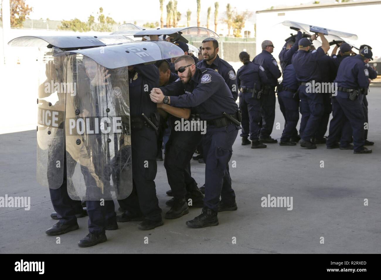 Officers from the San Diego Field Office Special Response Team (SRT ...
