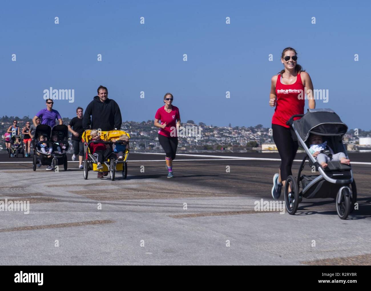 Soldier community interaction hi-res stock photography and images - Alamy