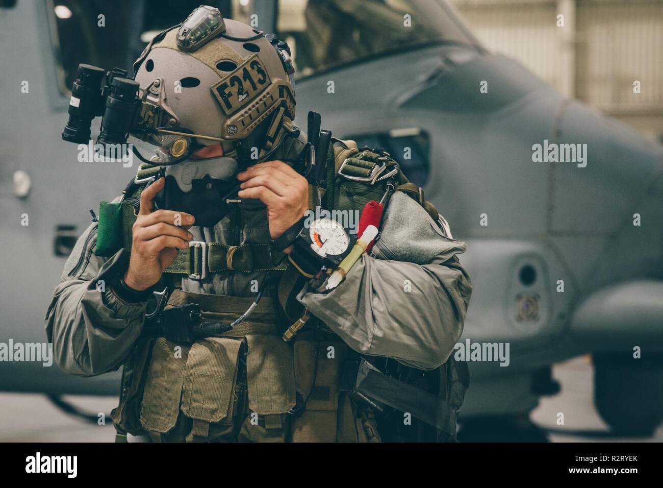 High altitude oxygen mask hi-res stock photography and images - Alamy