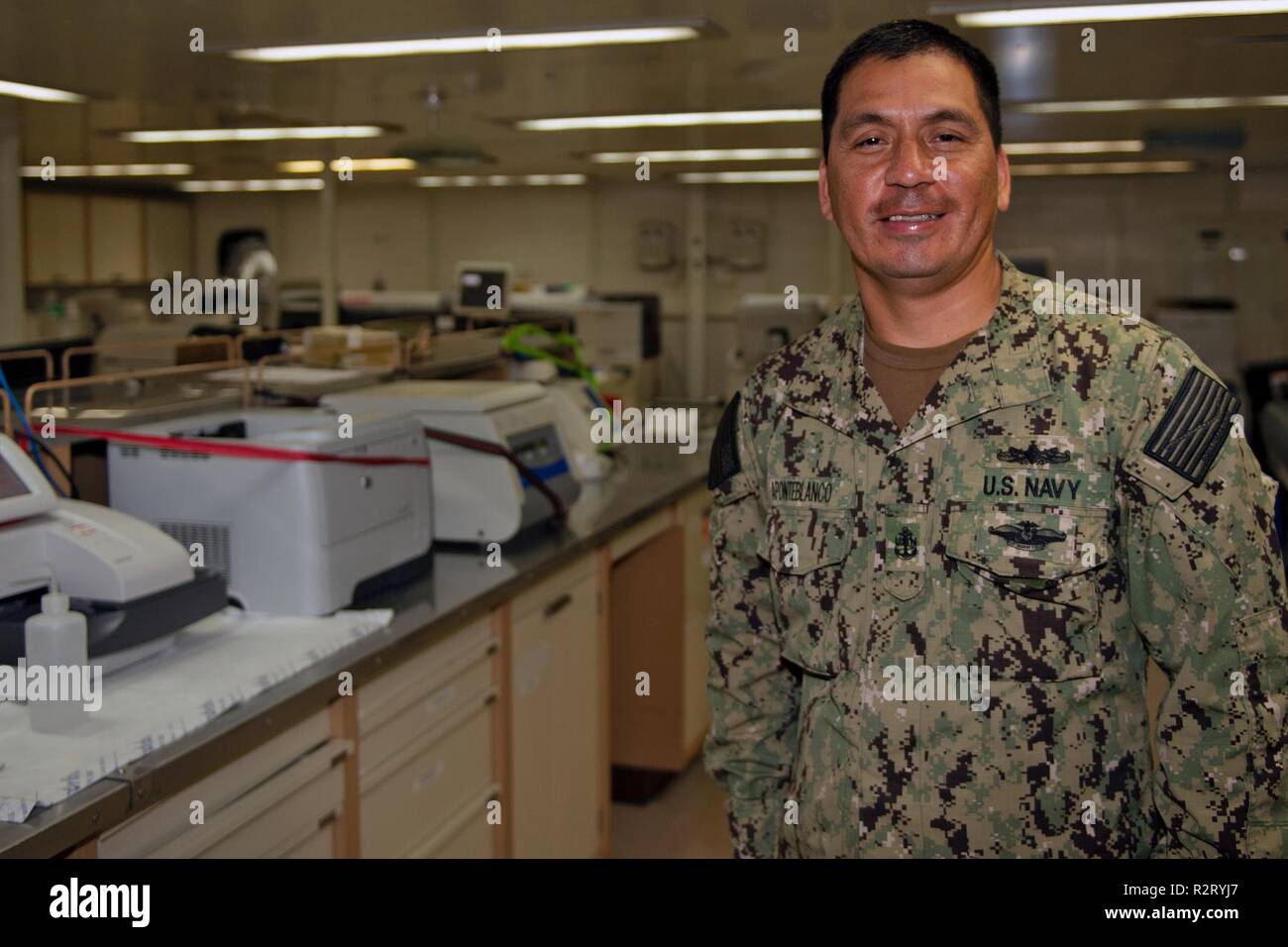 Us navy hospital ship comfort team hi-res stock photography and images ...