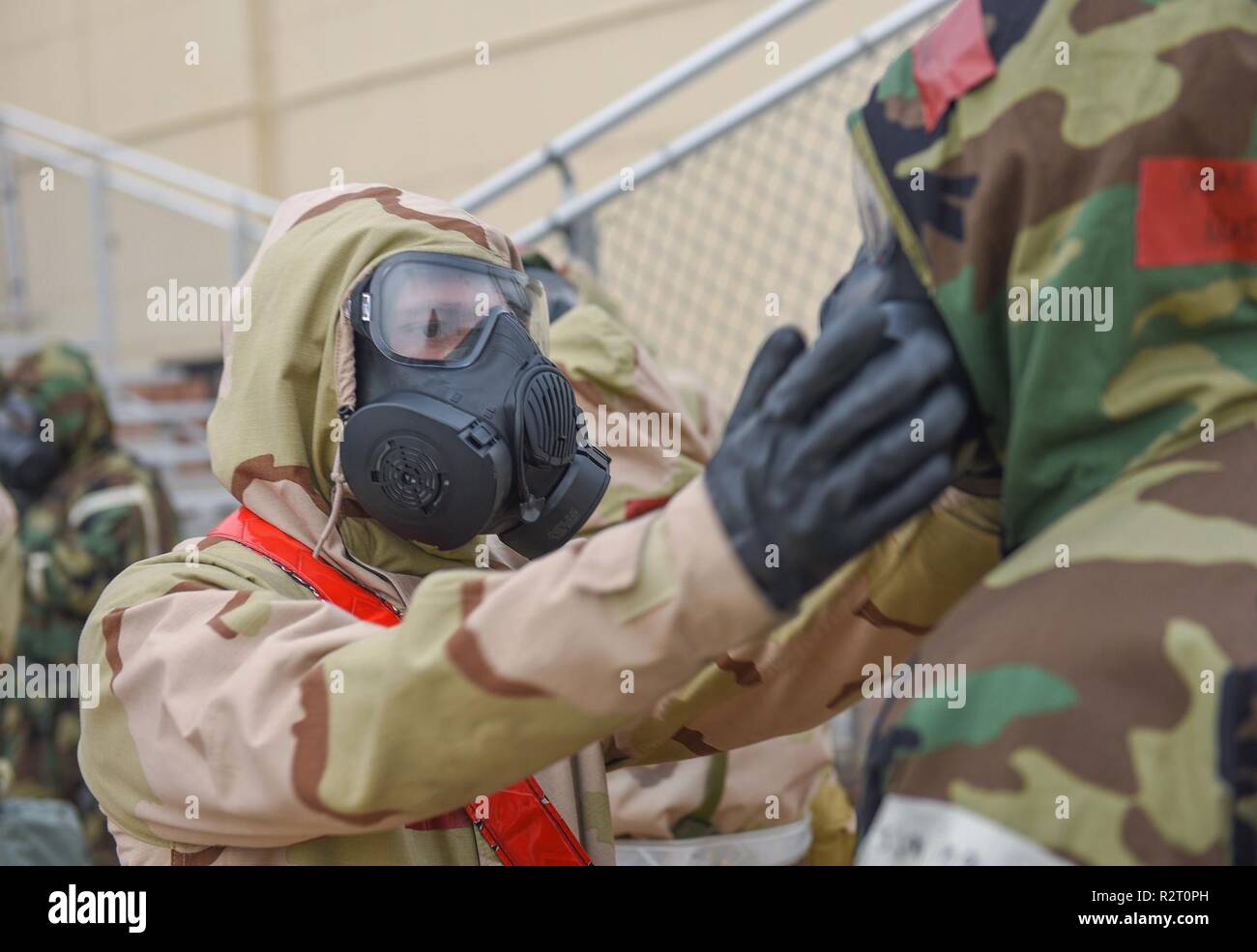 U s soldier wearing a gas mask hi-res stock photography and images - Alamy