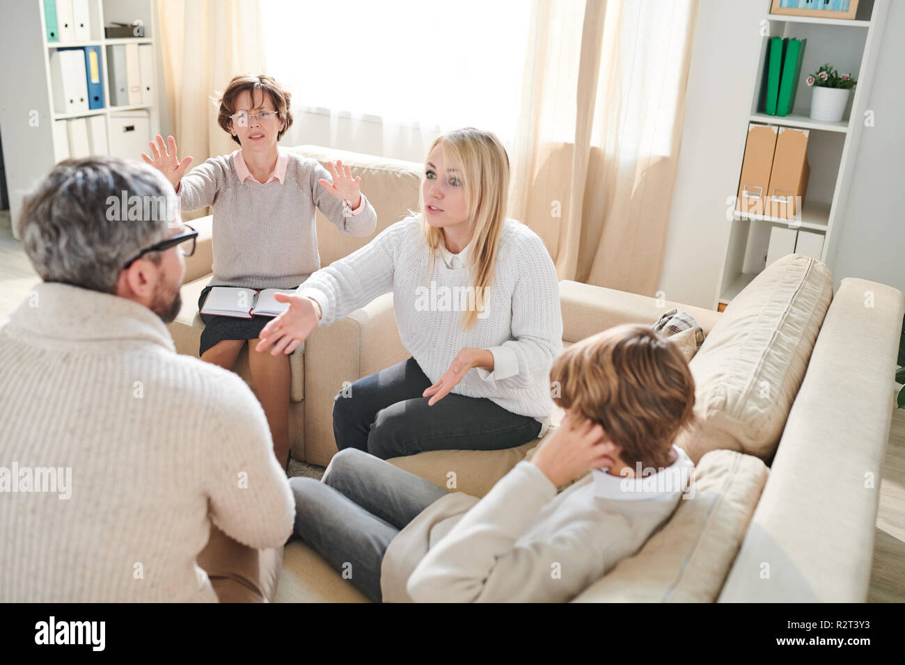Woman parents conflict hi-res stock photography and images - Alamy