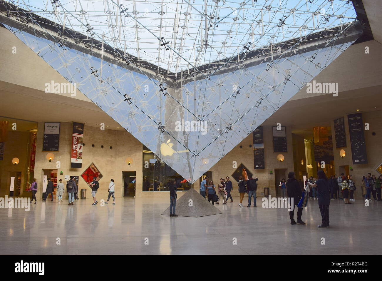 La louvre, pyramid, tourists hi-res stock photography and images - Alamy