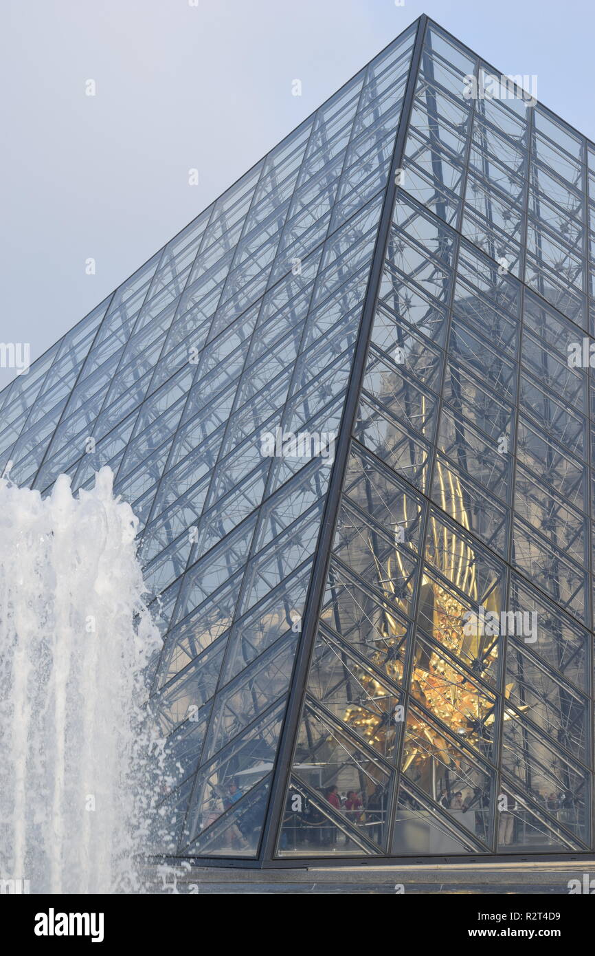 Glass pyramid hi-res stock photography and images - Alamy