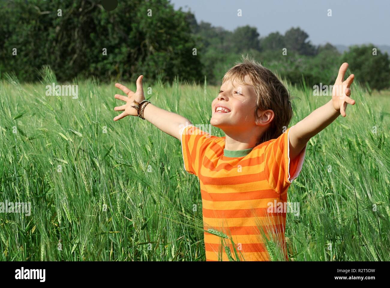 Child praise nature hi-res stock photography and images - Alamy