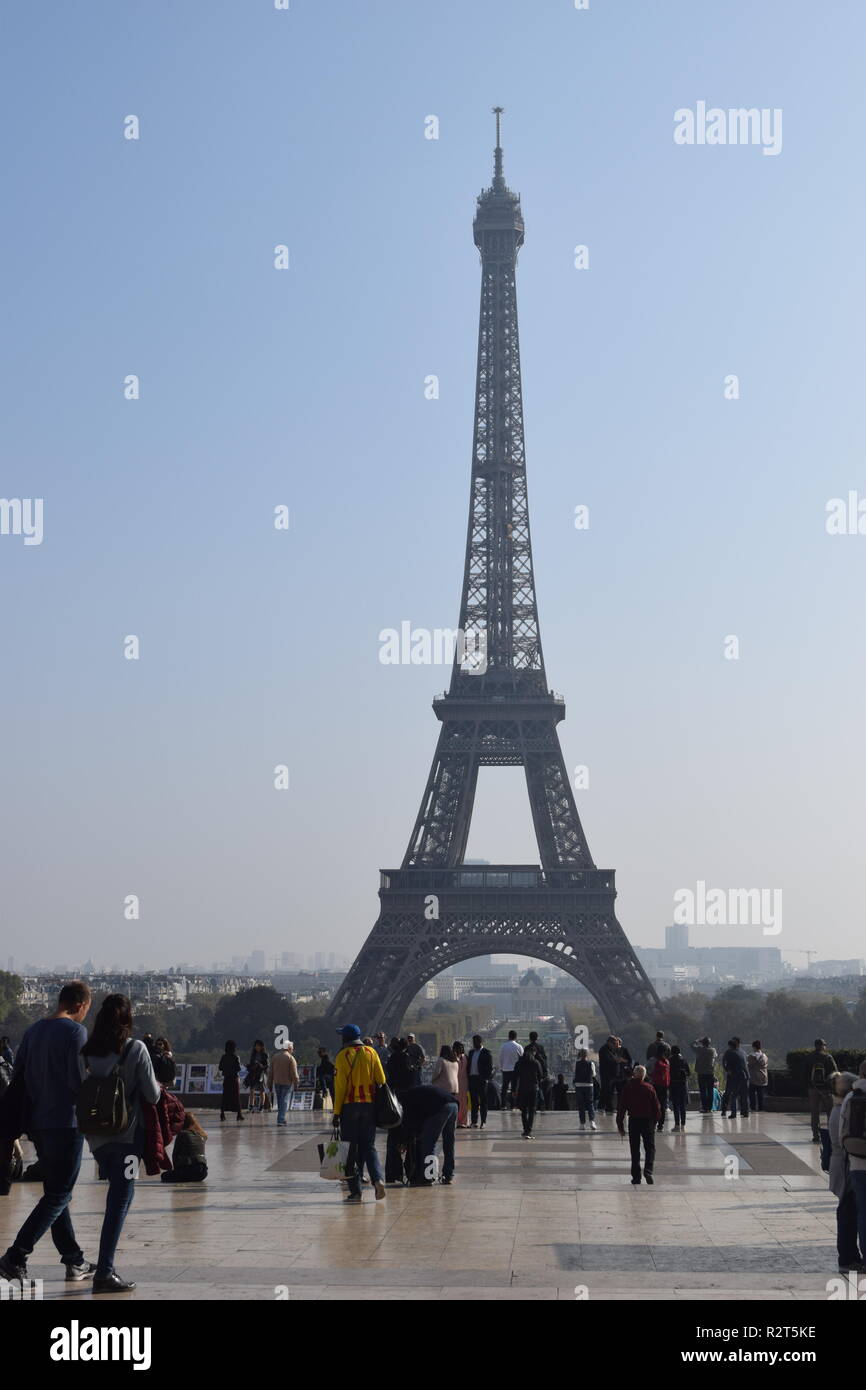 Paris iconic landmarks hi-res stock photography and images - Alamy