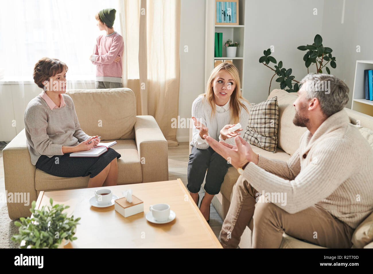 Parents discussing their problems with psychologist Stock Photo - Alamy