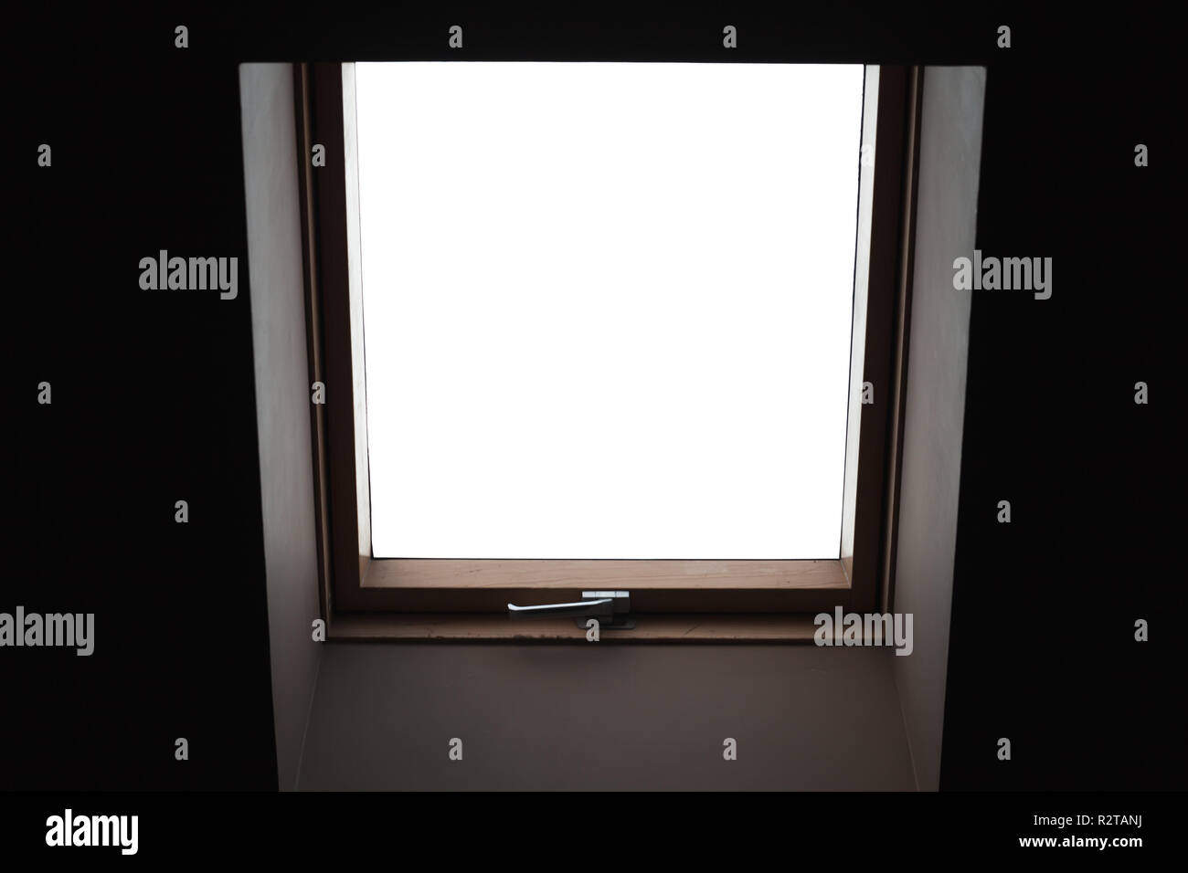 Empty room dark window hi-res stock photography and images - Alamy
