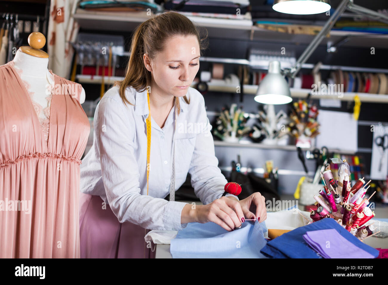 Worker sew hi-res stock photography and images - Alamy