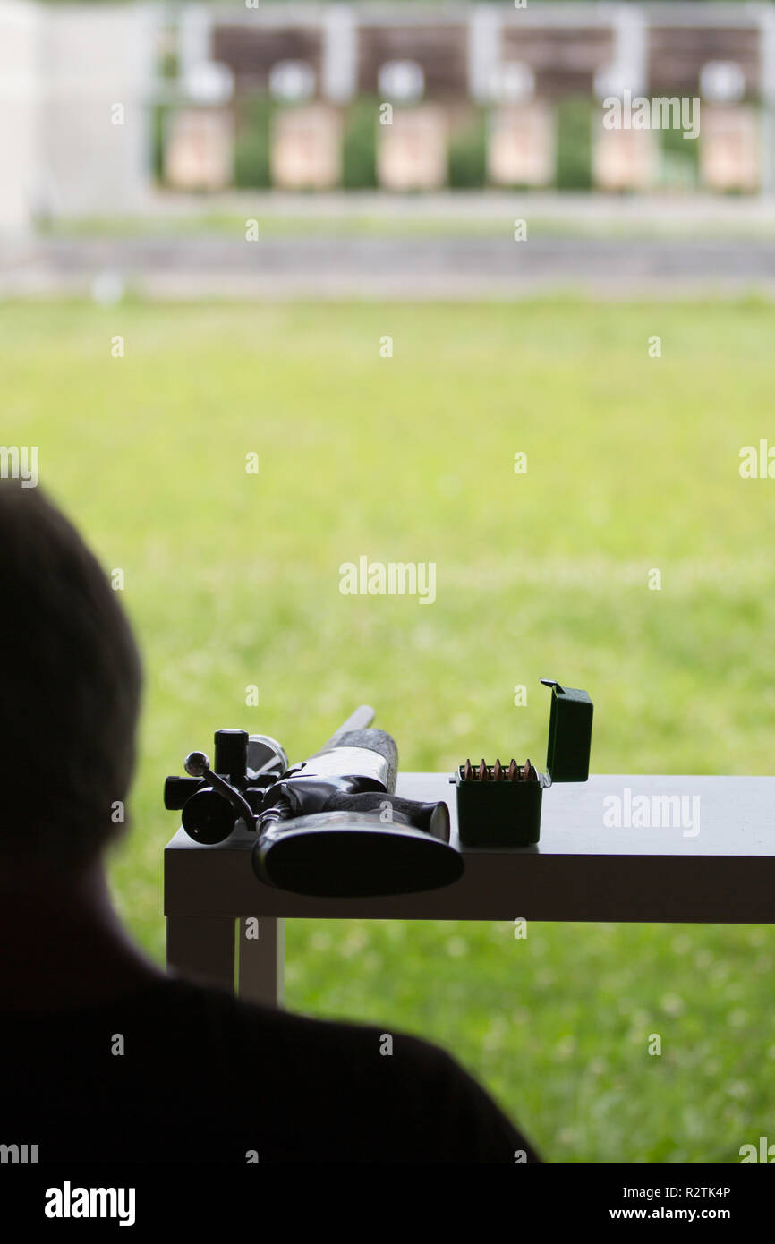 Man shooting range hi-res stock photography and images - Alamy