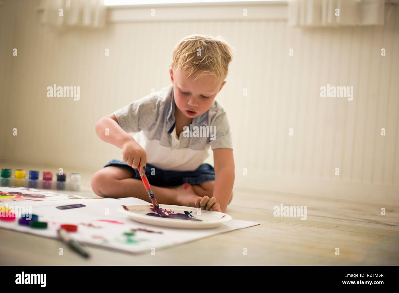Little boy painting a picture Stock Photo - Alamy