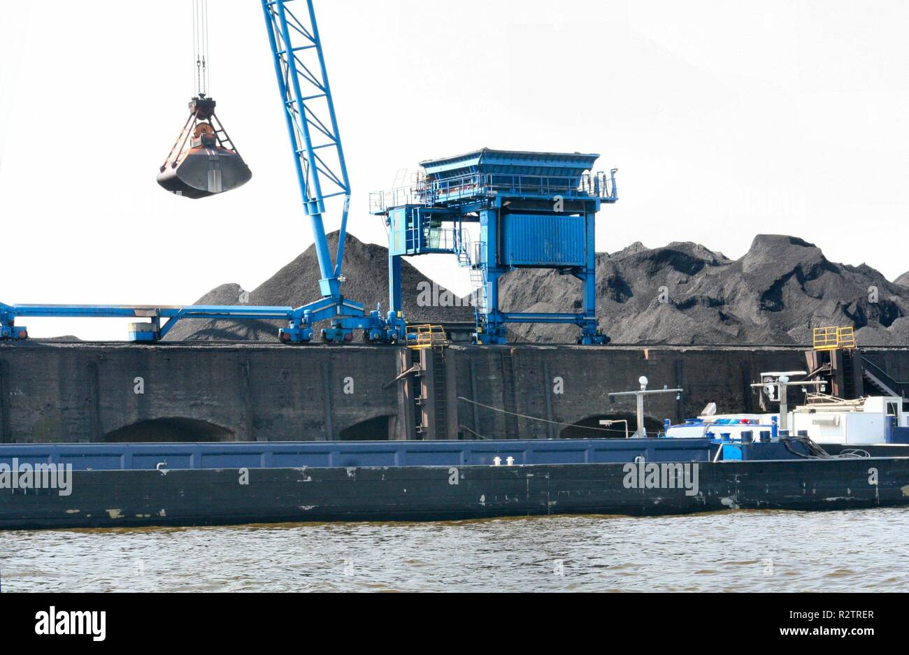 loading of coal at the port of duisburg Stock Photo - Alamy
