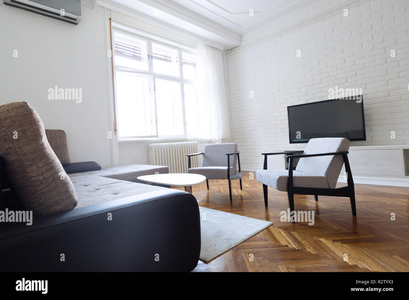 Spacious table hi-res stock photography and images - Alamy