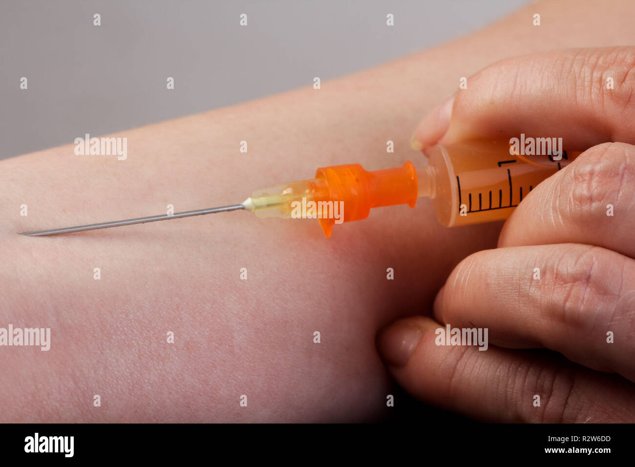 Injection serum hi-res stock photography and images - Alamy